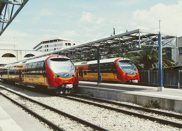 Le Vocabulaire Anglais Essentiel pour Voyager à la Gare et en Train